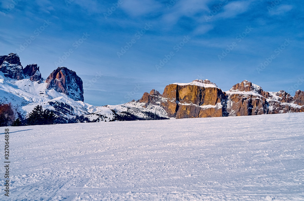 Beautiful panoramic view to the Sellaronda - the largest ski carousel ...