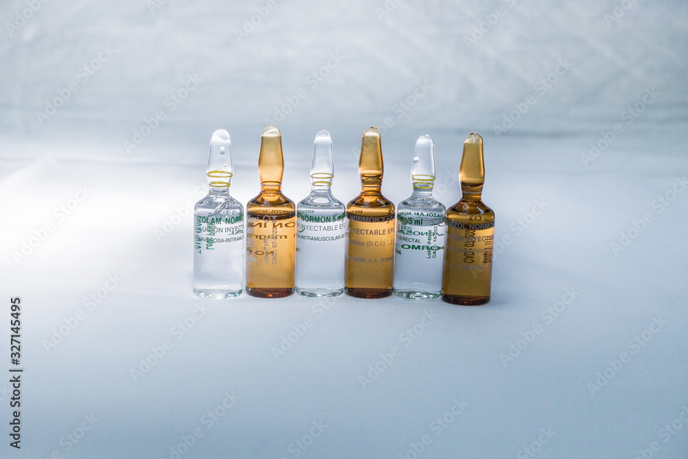 Viales de fármacos intravenosos de farmacia preparados para pacientes ...