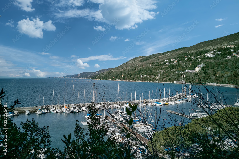 Grignano e il golfo di Trieste sul mare Adriatico con il porto in una ...