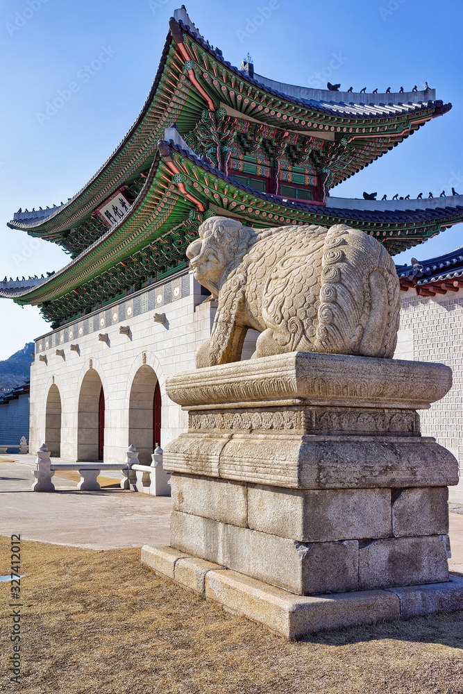 Mythological lion Haechi statue near the Gyeongbokgung Palace in Seoul ...