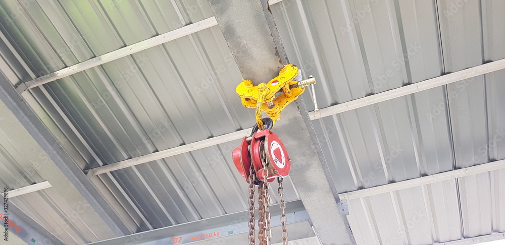 Beam clamp with chain block attached to the beam Stock-Foto | Adobe Stock