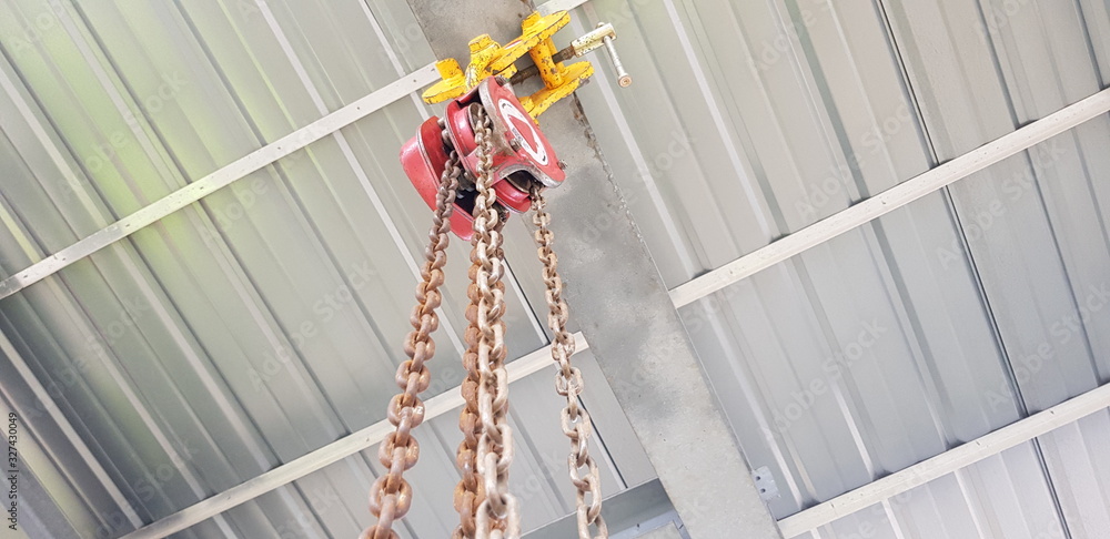 Beam clamp with chain block attached to the beam Stock-Foto | Adobe Stock