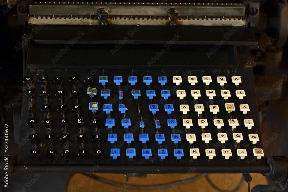 teclado antiguo de una computadora, impresora foto de Stock | Adobe Stock