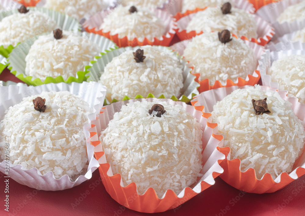 Doces, Beijinho, doces de aniversário. Beijinho é um doce típico ...