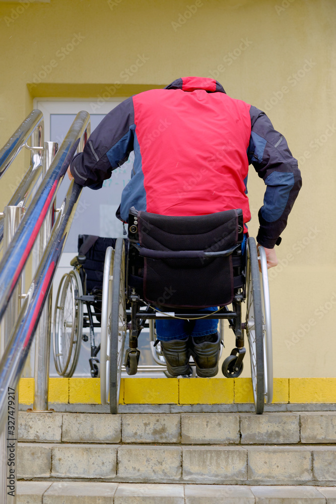 Fotka „disabled rehabilitation instructor shows a way to descend stairs ...
