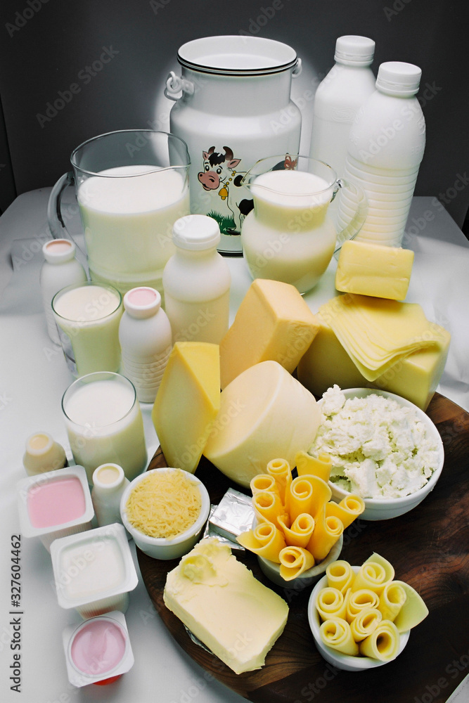 Foto de Laticínios e seus derivados, queijo, manteiga, requeijão e ...