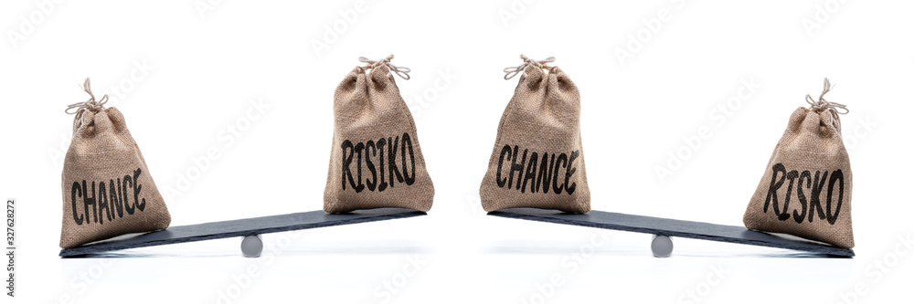 Konzept zum Vergleich von Chance und Risiko anhand einer Waage isoliert ...