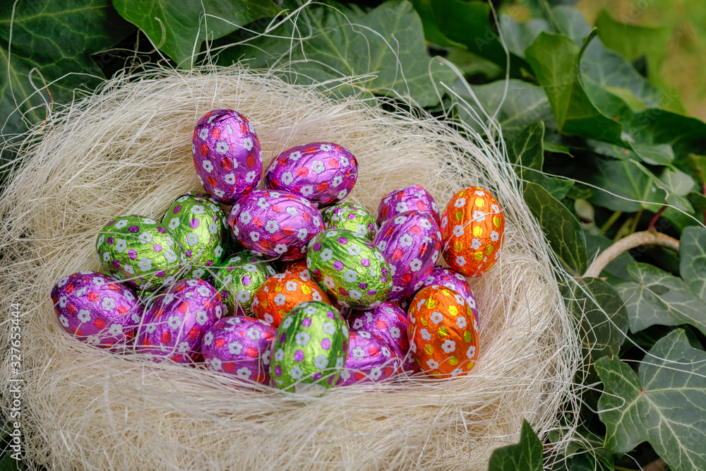 Chasse aux oeufs pour Pâques (Easter Egg Hunt). Easter Chocolate Eggs ...