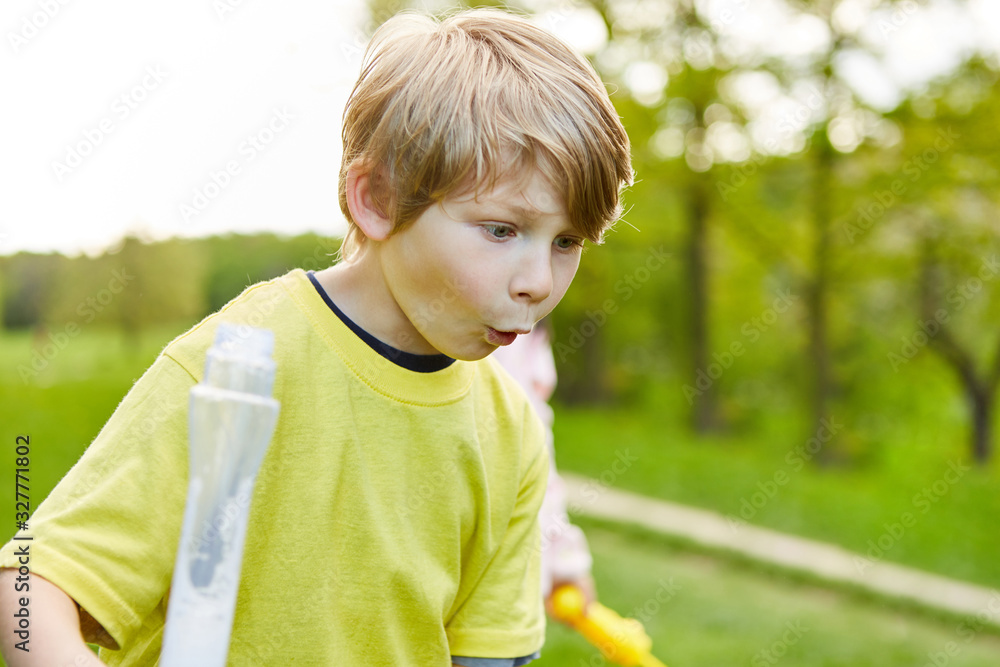 Junge schaut staunend im Sommer im Park Stock Photo | Adobe Stock