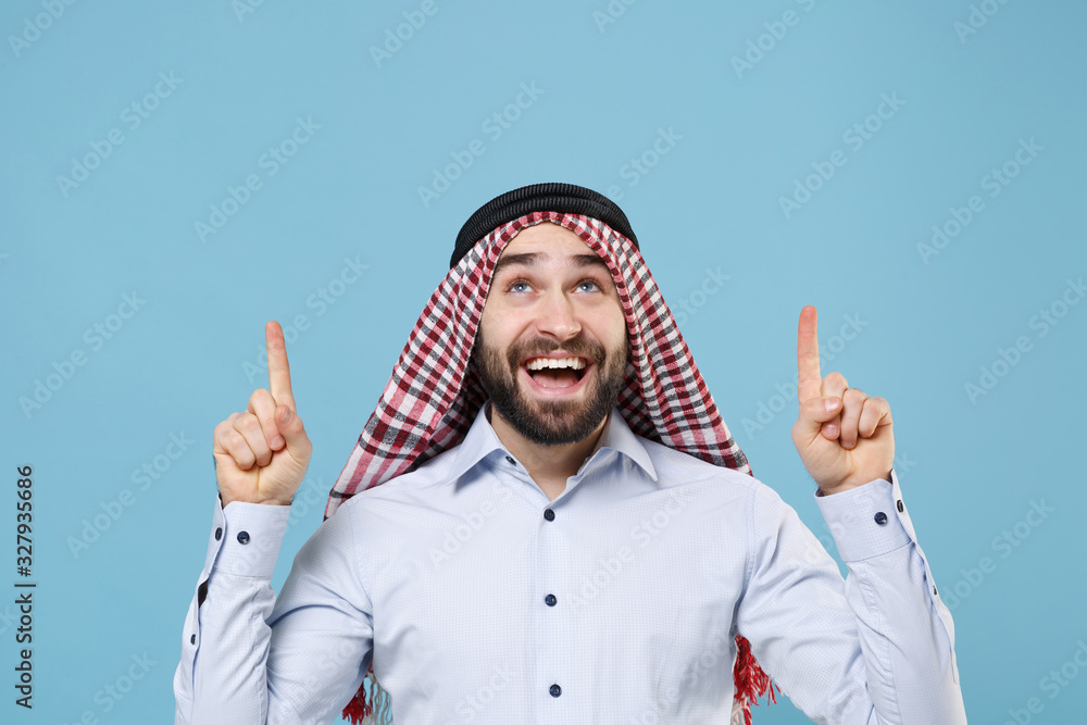 Cheerful young bearded arabian muslim man in keffiyeh kafiya ring igal ...