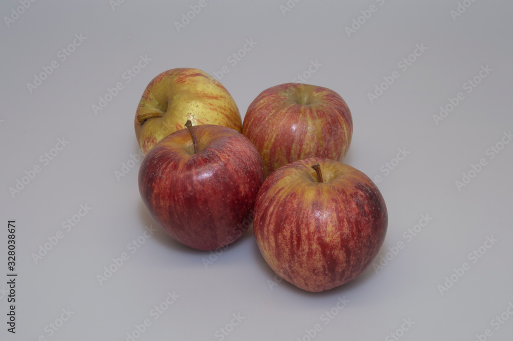 Maçã um dos frutos importantes e benéficos para a alimentação humana. É ...