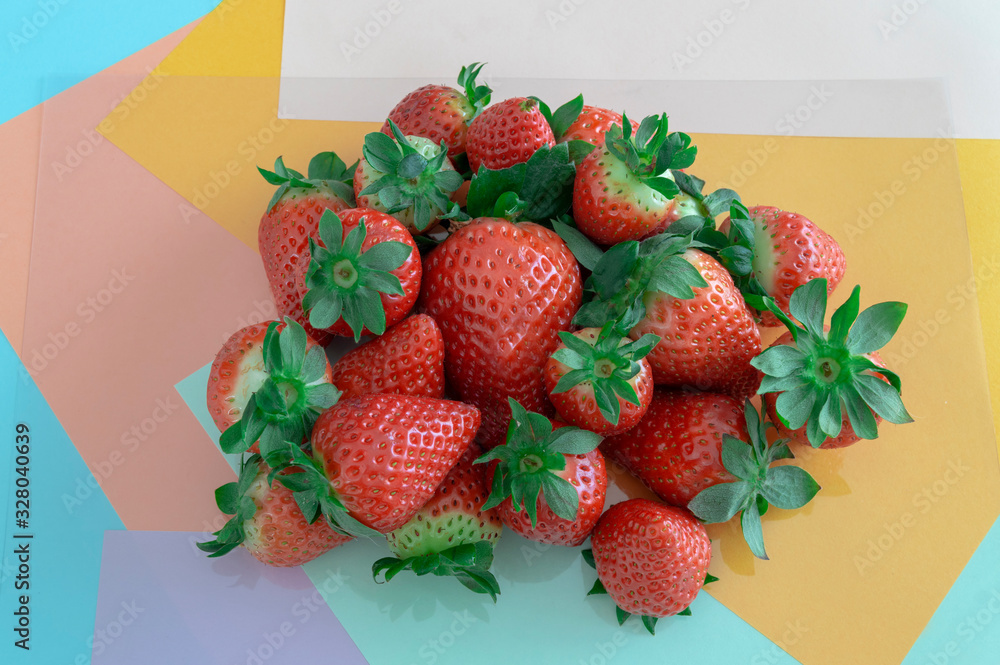 O Morango é um fruto vermelho e rasteiro. Existem várias espécies de ...