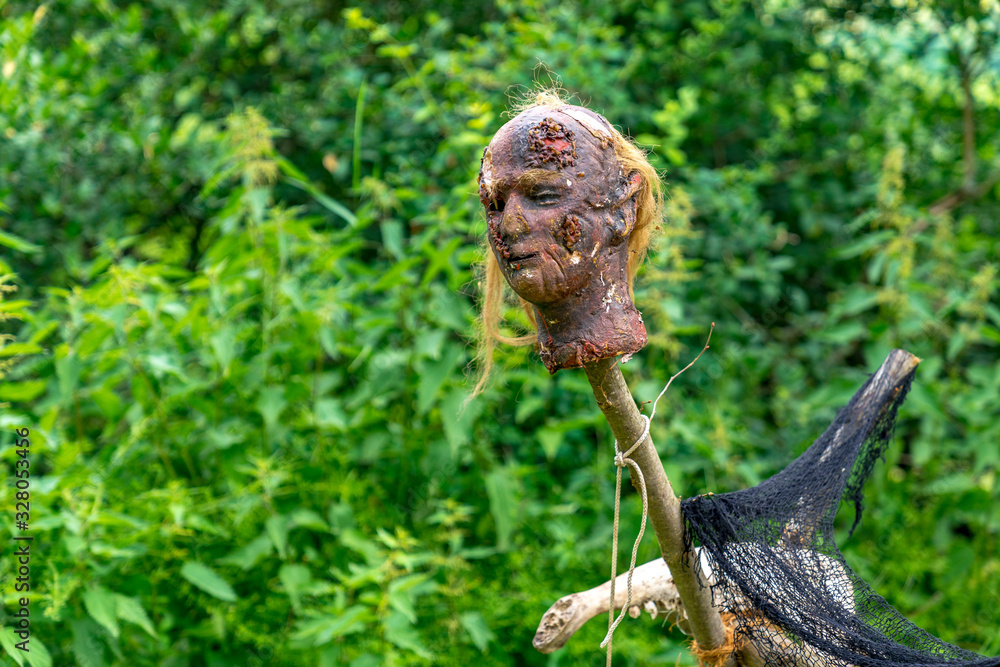 Foto de Latex creepy head impaled on a stake at a medieval festival do ...