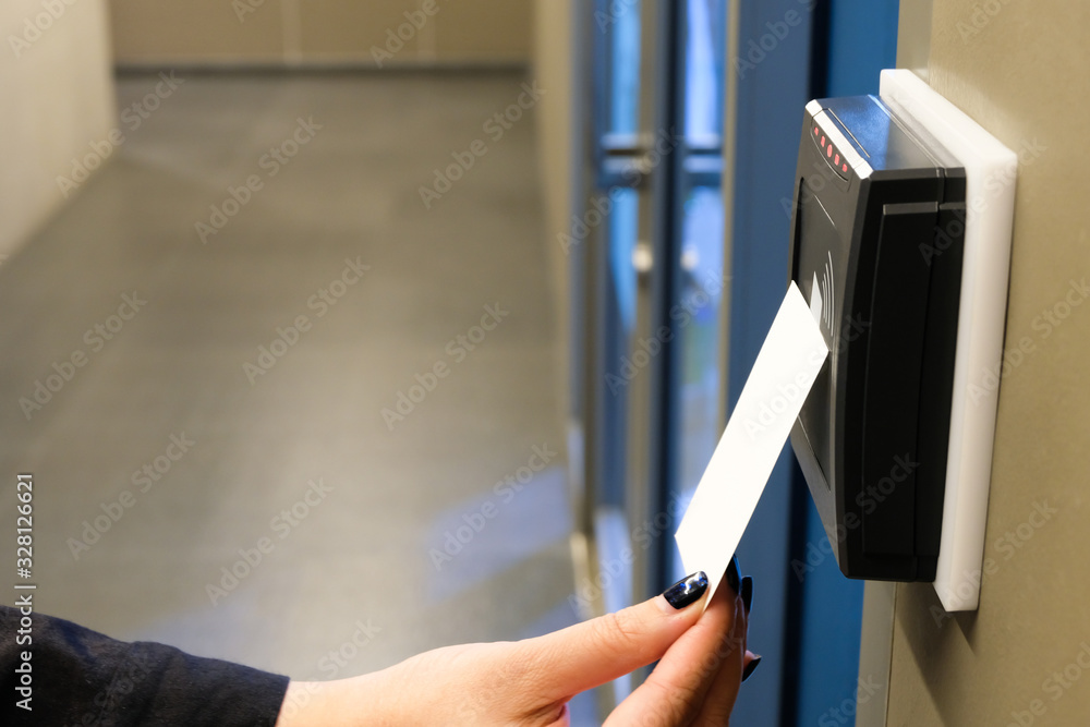 Foto de Women hand reaching to use RFID key card to access to office ...