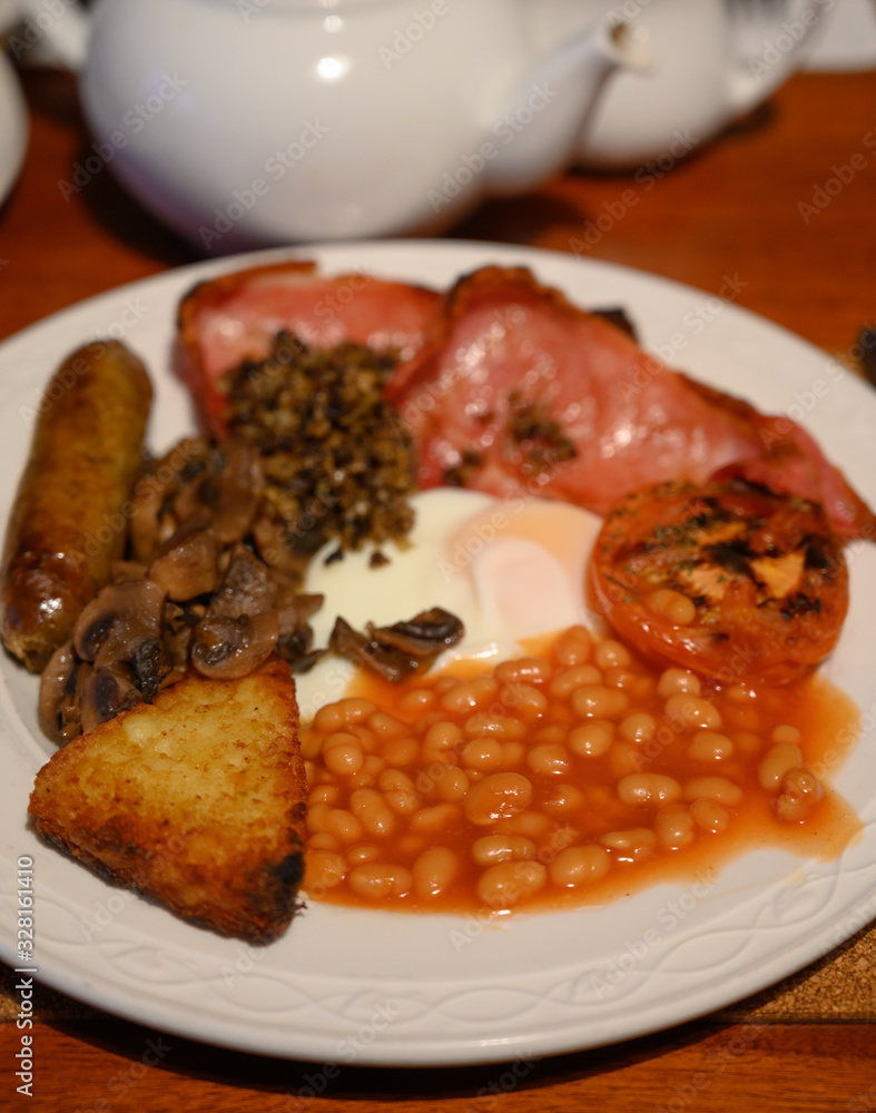 Full Scottish breakfast with bacon, fried egg, beans, tomato, roasted ...
