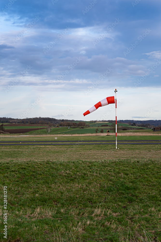 Windsack bei leichtem Wind auf einem Flugplatz für Kleinstflugzeuge und ...