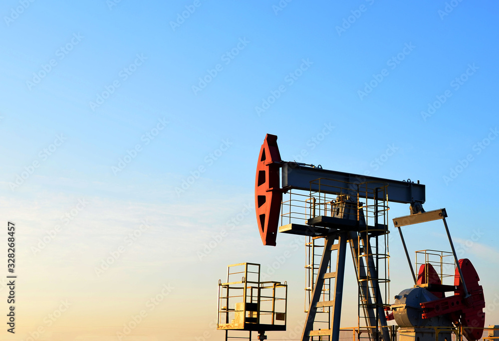Foto de Oil drilling derricks at desert oilfield for fossil fuels ...