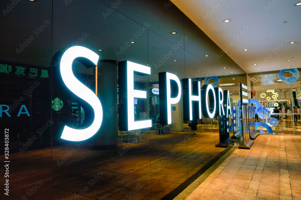 Foto de SHENZHEN, CHINA - CIRCA APRIL, 2019: Sephora sign seen at a ...