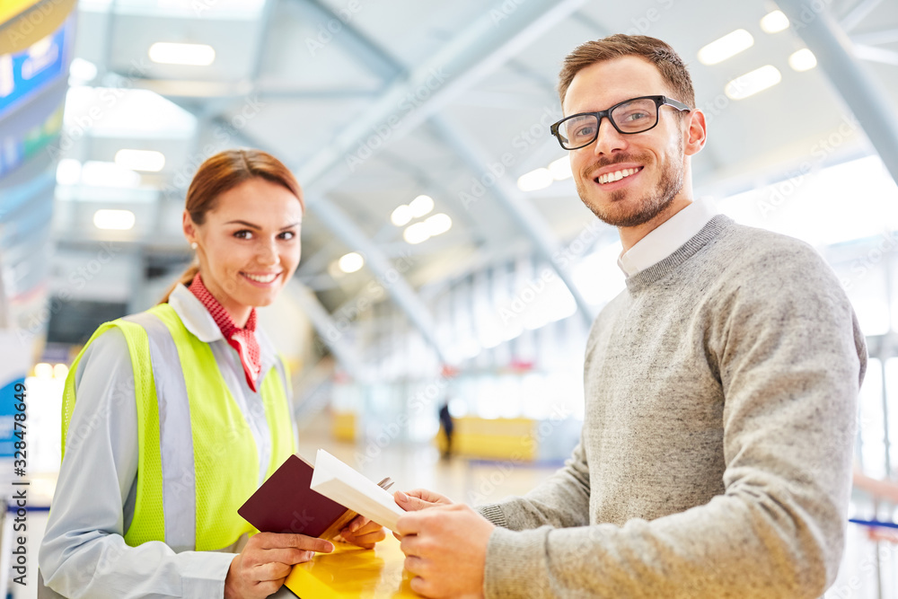 Lächelnder Mann als Passagier mit Flughafenpersonal Stock Photo | Adobe ...
