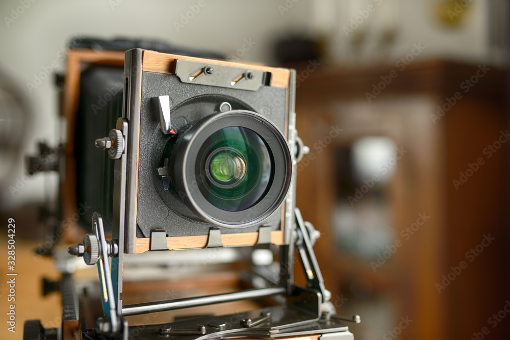 Foto de Photographing interior of house using ancient wooden 4x5 large ...