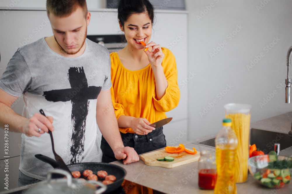 Ppeople cooking pasta. Happy family having spaghetti dinner Stock Photo ...