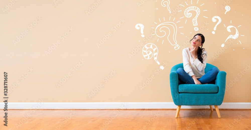 Question marks with woman in a thoughtful pose in a chair foto de Stock ...