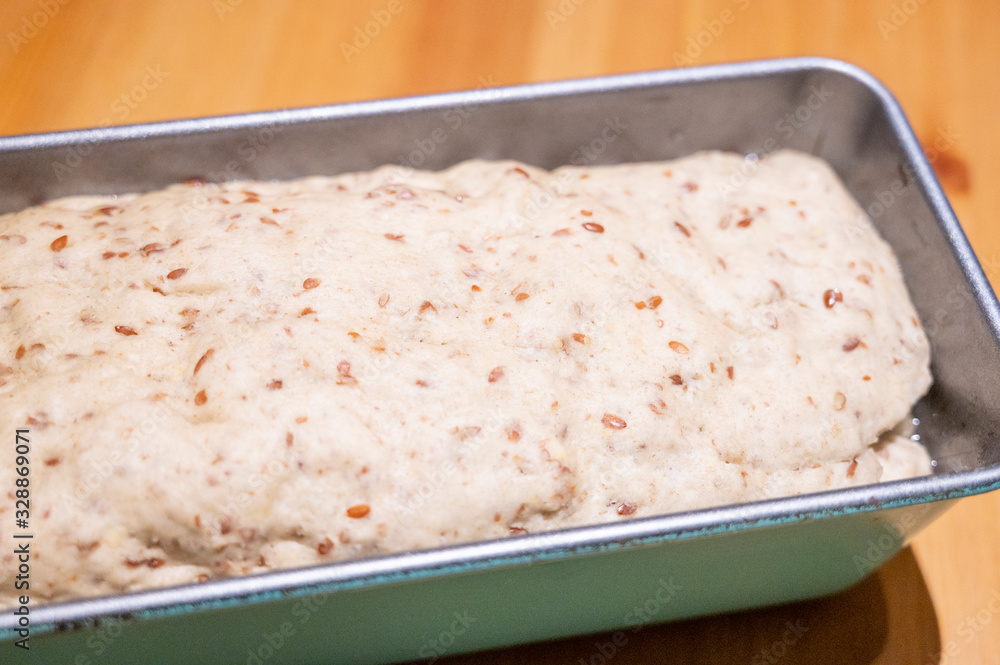 Foto de Hefe Brotteig geht in der Ofen Form do Stock | Adobe Stock