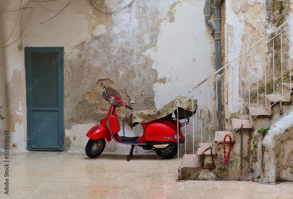 roter Roller abgestellt Stock Photo | Adobe Stock