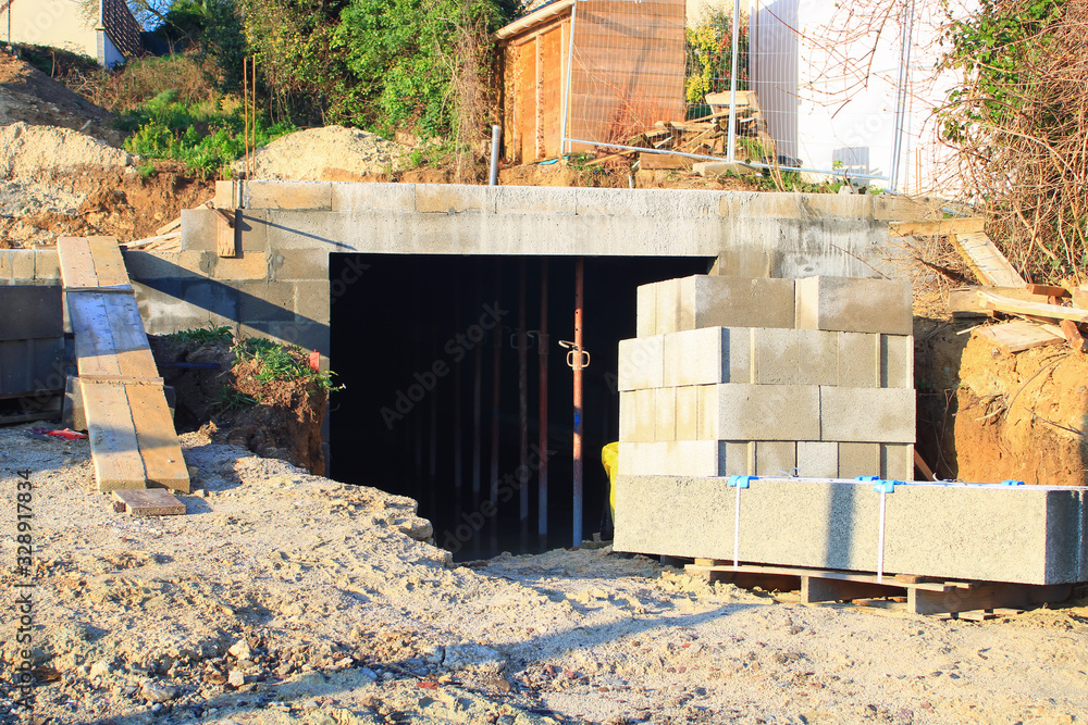 Foto de Founding a house. Raw wall without plaster and plaster, with a ...