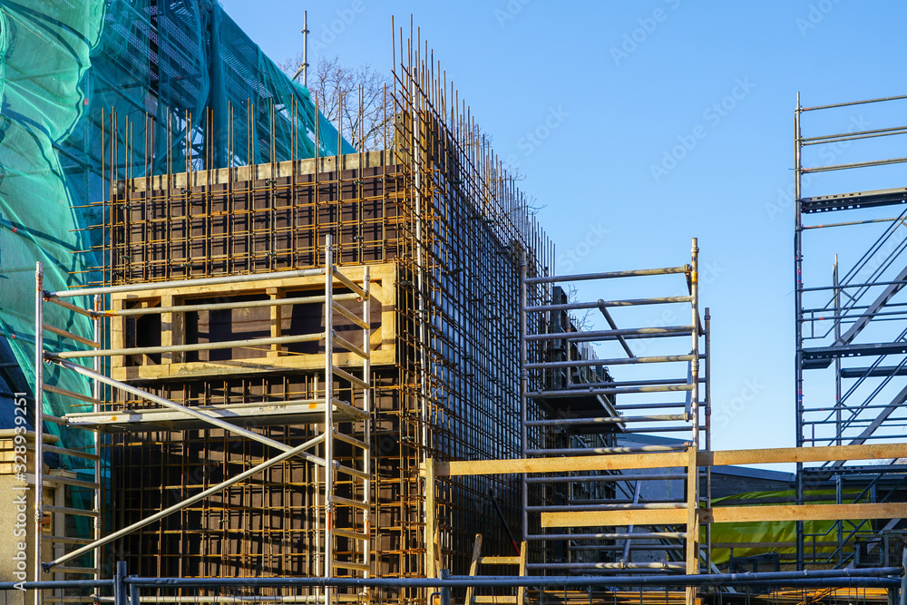Concrete formwork with a folding mechanism and floor beams on ...