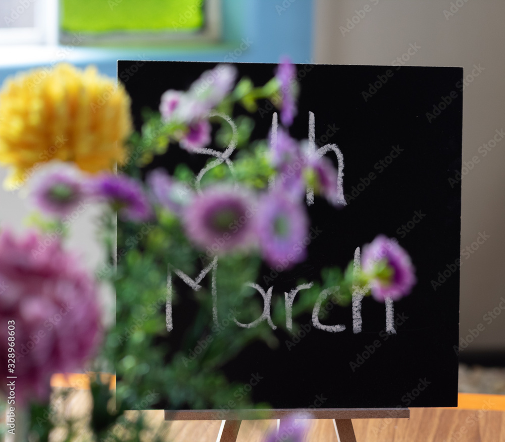 Letrero del 8 de marzo conmemorando el día de la mujer conh flores ...