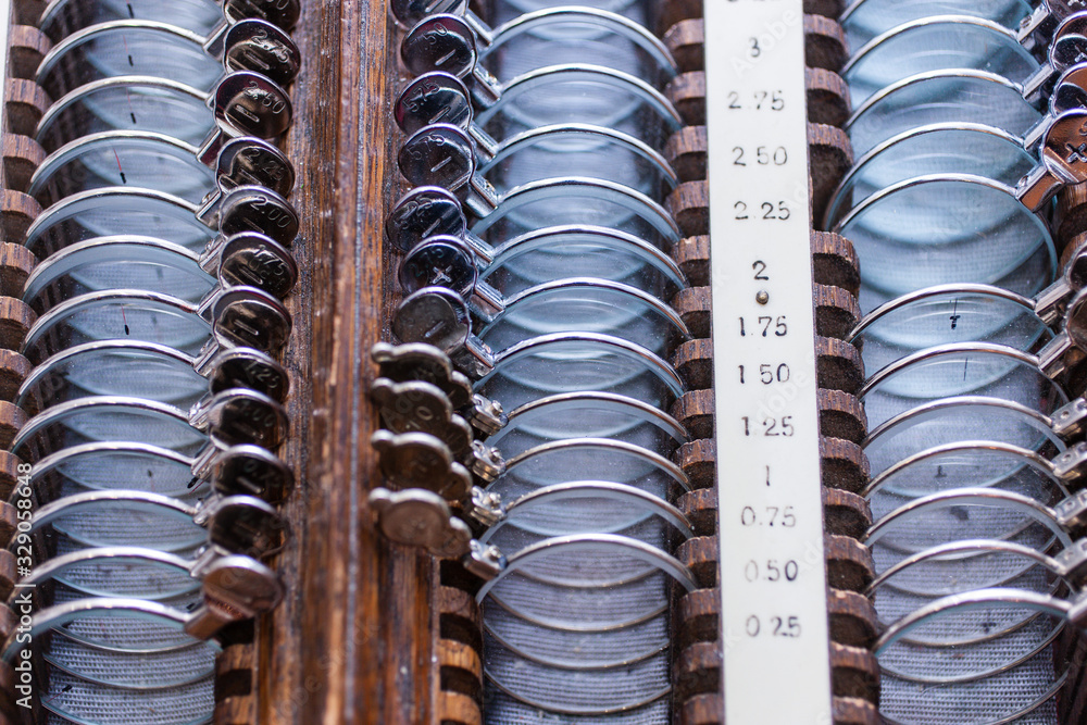 Verschiedene Brillengläser zur Bestimmung der Dioptrin bei einem ...