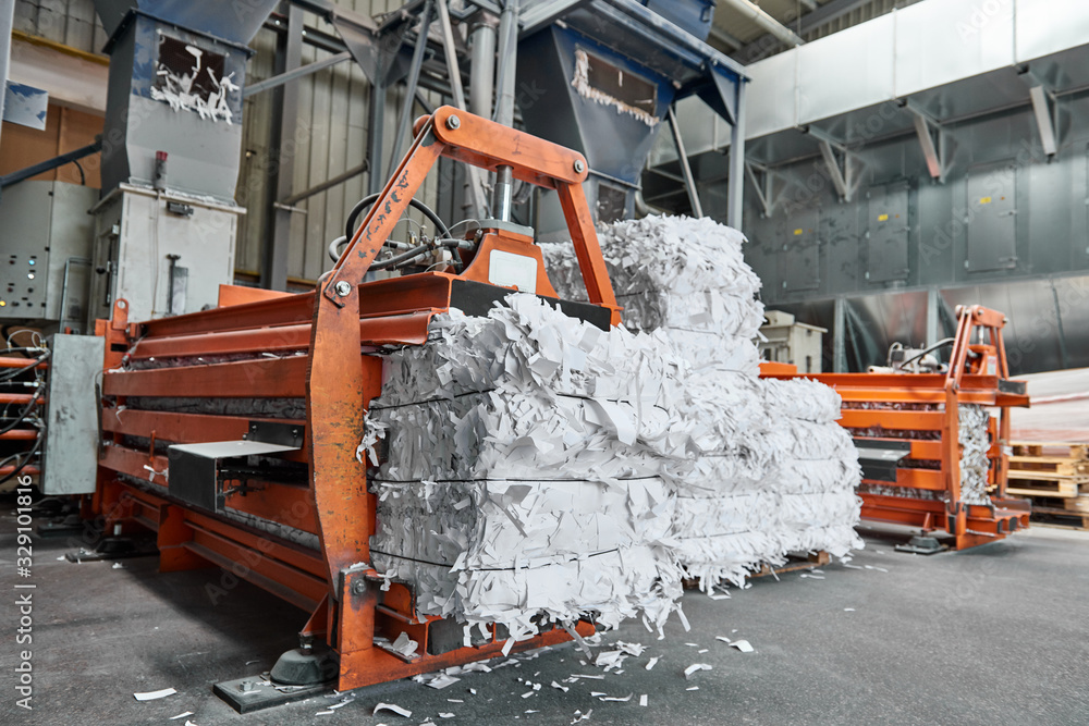 Foto de A paper recycling factory plant shredding machine, shredding ...