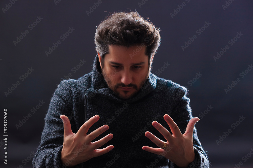 homem fazendo poses usando as mãos em fotos de estúdio Stock Photo ...