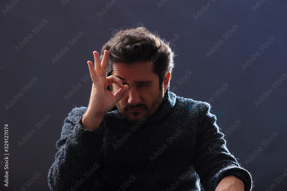 homem fazendo poses usando as mãos em fotos de estúdio Stock Photo ...