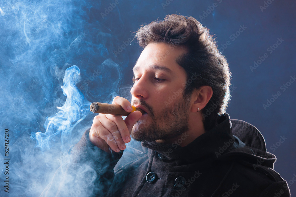 homem charmoso fumando charuto em fotos de estúdio Stock Photo | Adobe ...