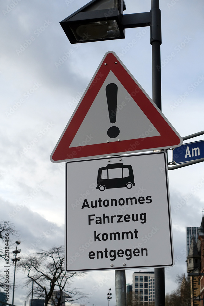 Verkehrsschild autonomes Fahren Stock Photo | Adobe Stock