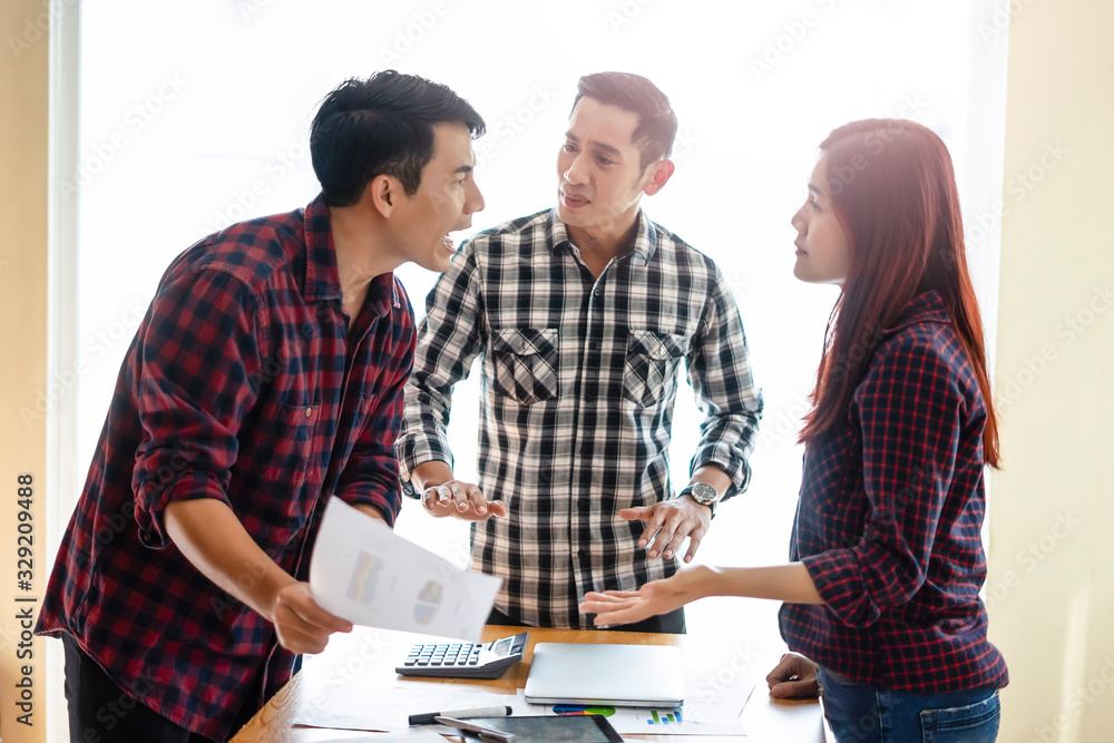 Foto de asian business coworkers getting in feud or arguing and trying ...
