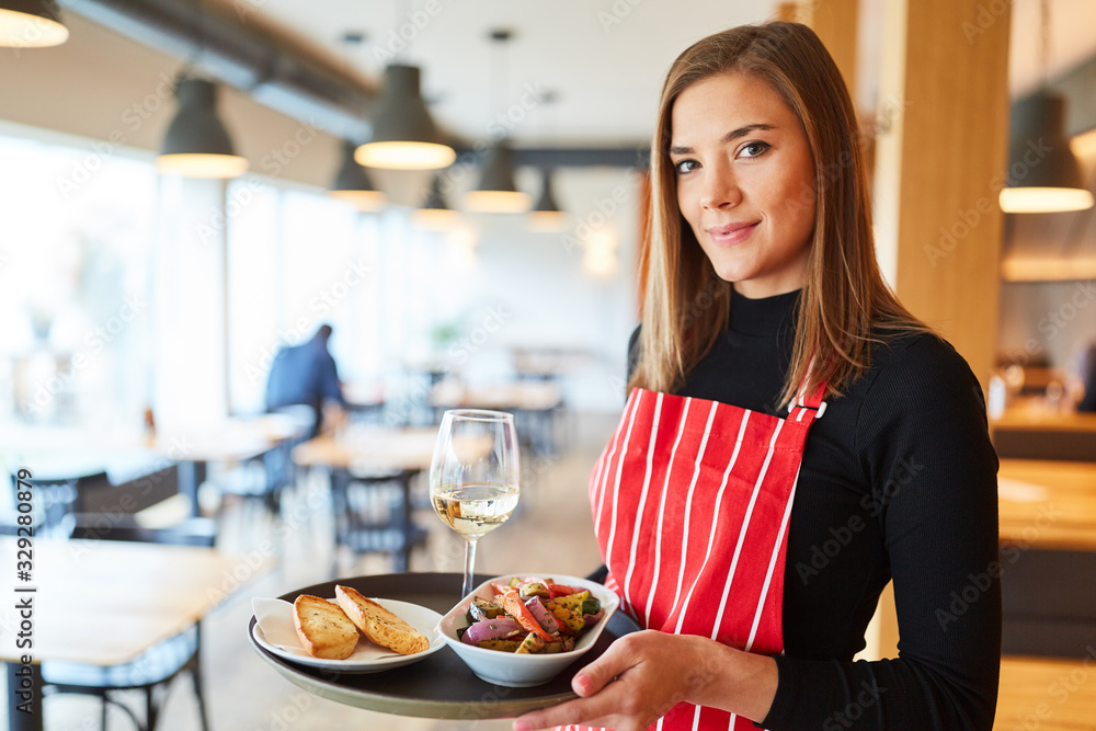 Frau macht Ausbildung zur Kellnerin im Restaurant Stock Photo | Adobe Stock