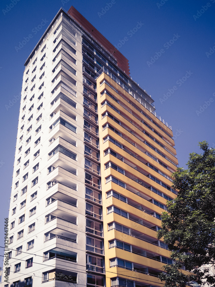 Toma en contrapicado de un edificio de apartamentos de la ciudad con ...