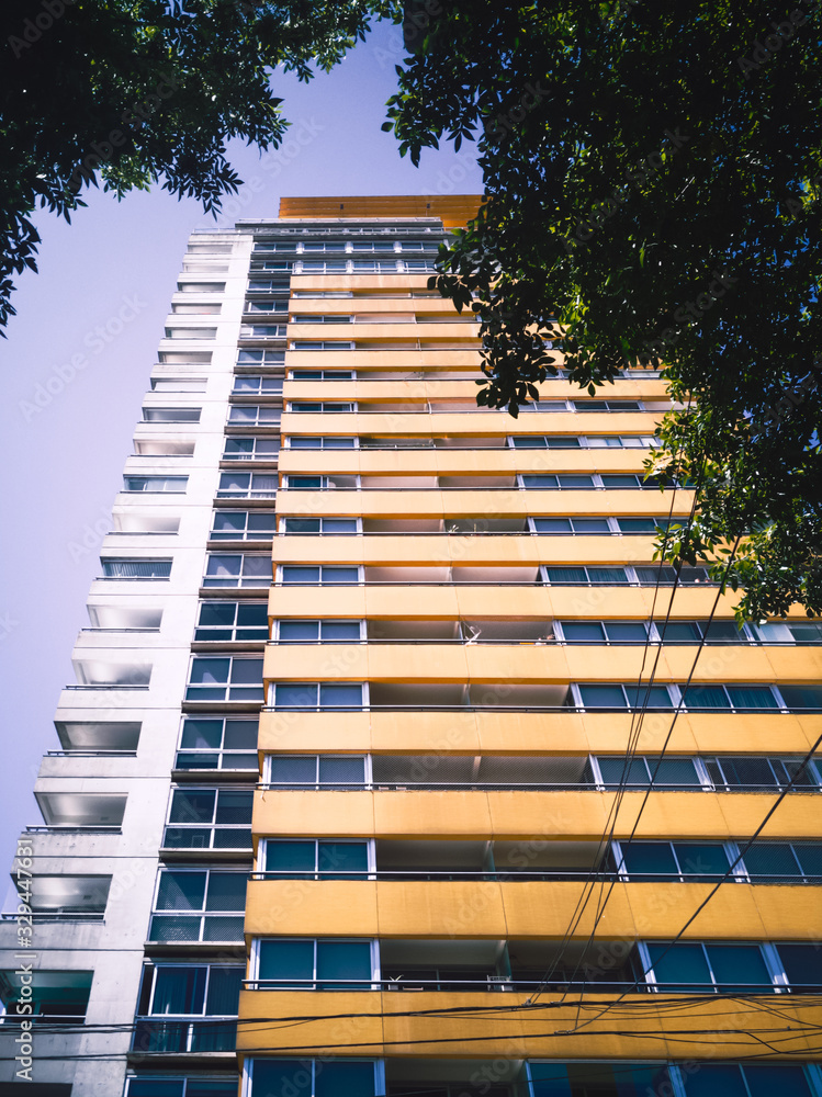 Toma en contrapicado de un edificio de apartamentos de la ciudad con ...