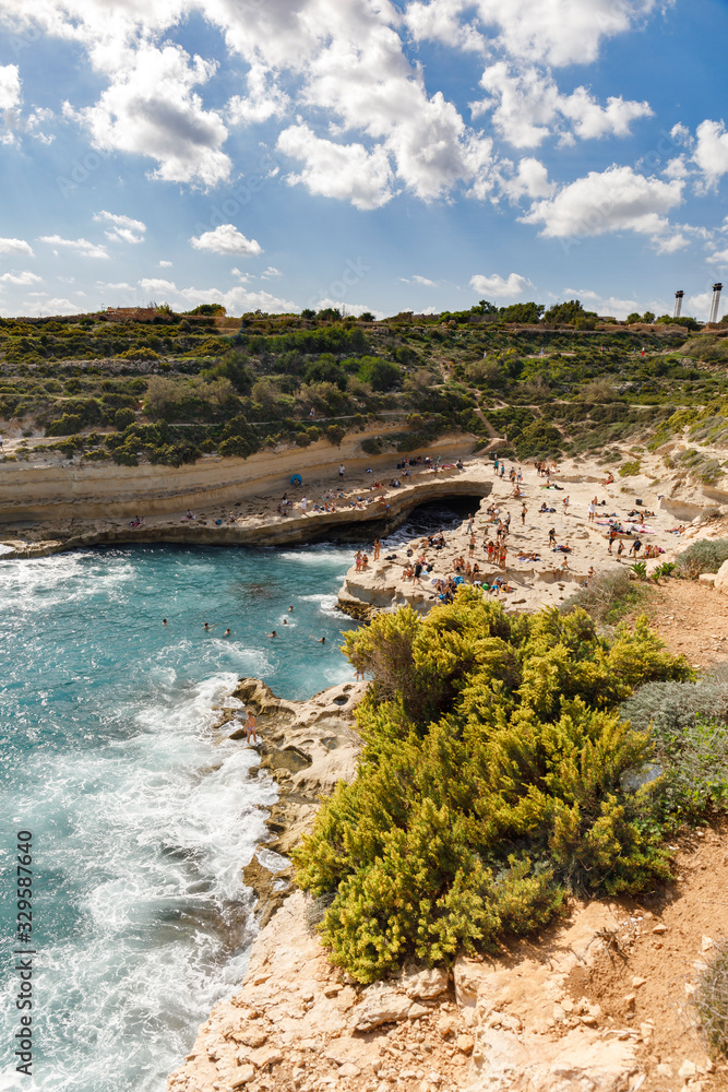 Foto de St. Peter Pool, one of Malta's most famous bays do Stock ...