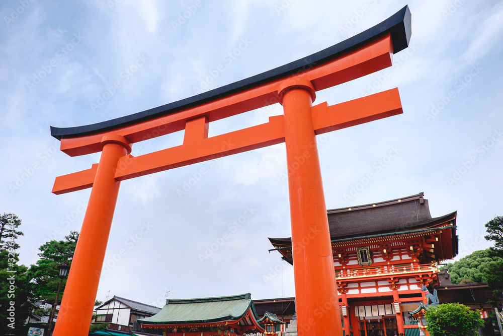 Torii gate and Romon Gate at Fushimi Inari taisha shrine, Kyoto, Japan ...
