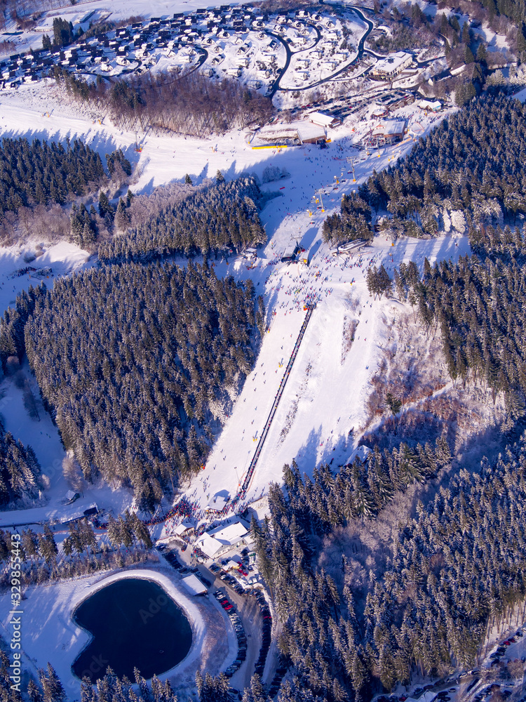 Foto de Luftbild der Skipiste in Winterberg im Sauerland mit Skifahrern ...