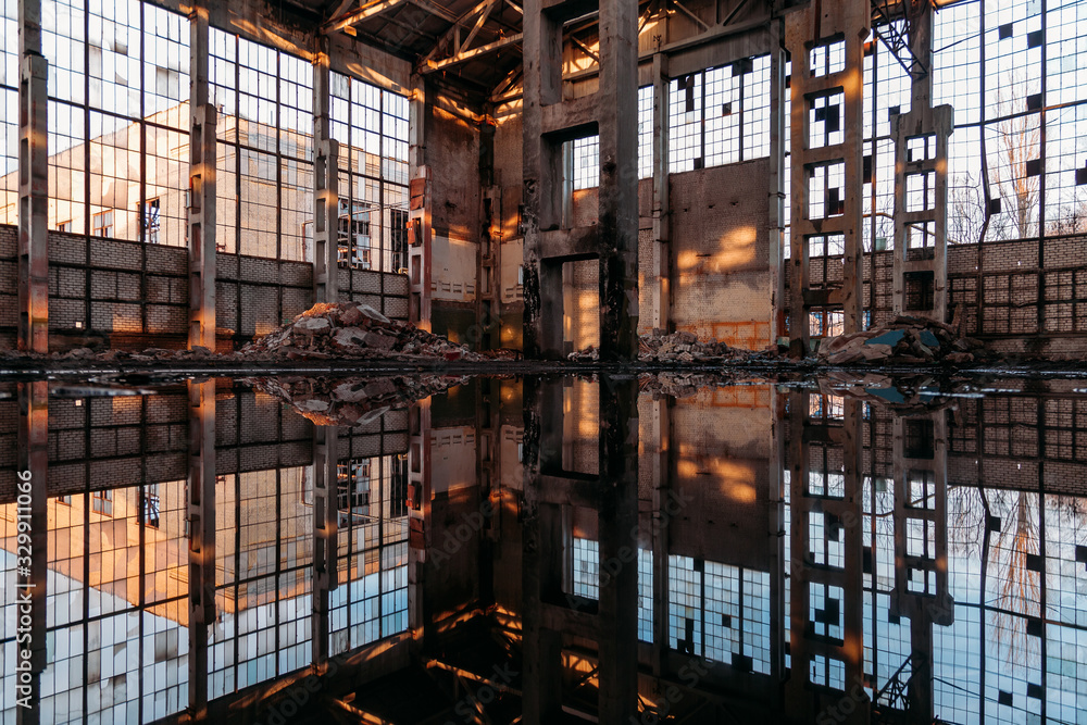 Foto de Inside of flooded dirty abandoned ruined industrial building ...