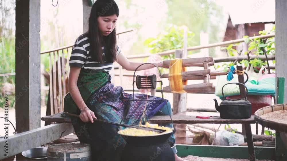 Vidéo Stock Woman weaving and spinning natural colorful threads or yarn ...