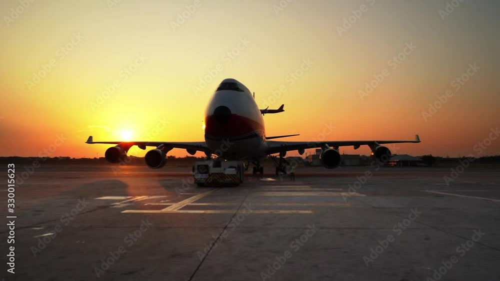 Vidéo Stock aircarft pushing back ready for departure with landing ...