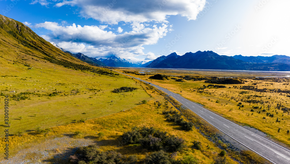 Scenic winding road along Lake Pukaki to Mount Cook National Park ...