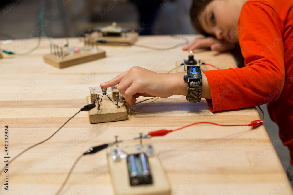 Foto de Hands on STEM education activity. Science lesson with hand made ...