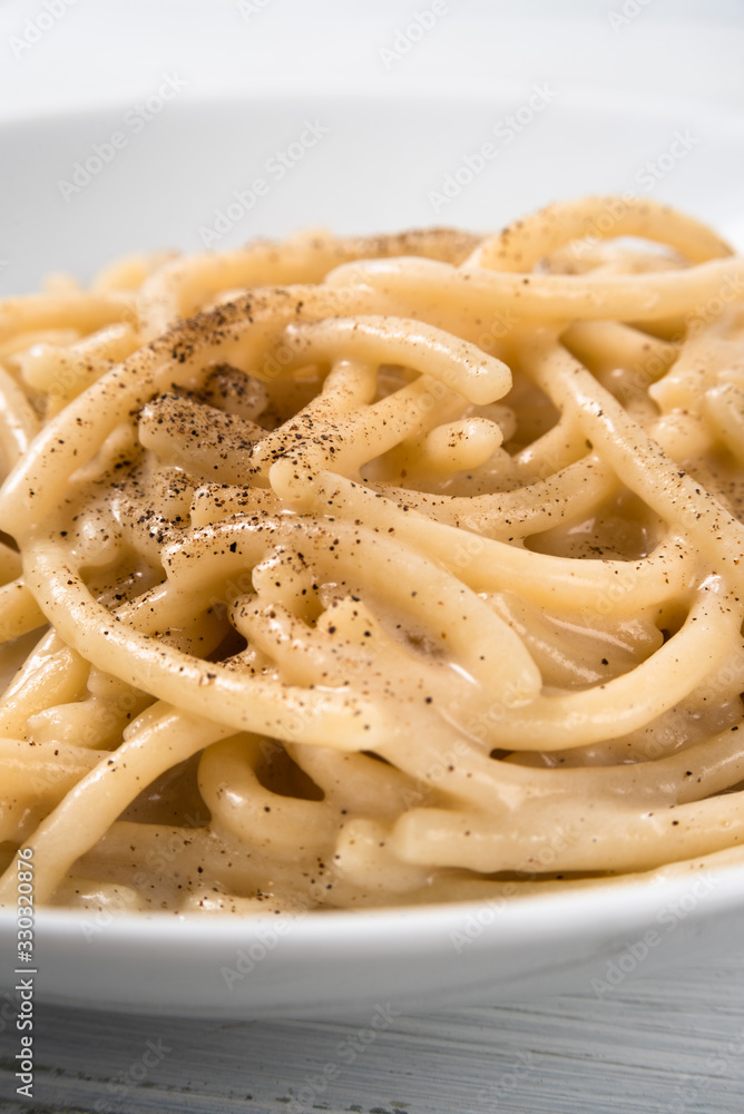 Pici cacio e pepe, Cucina tipica Toscana, Cibo Italiano Stock Photo ...